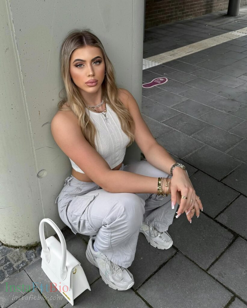 Laura Leyendecker - Bio, Age, Height | Models Biography